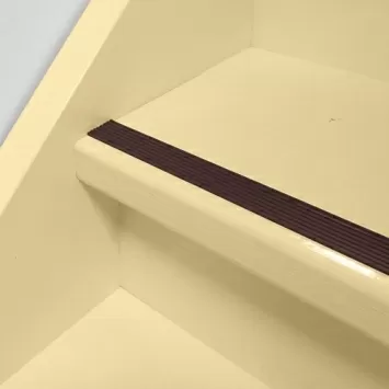 De choco bruine anti slip strip die iedereen kan aanbrengen