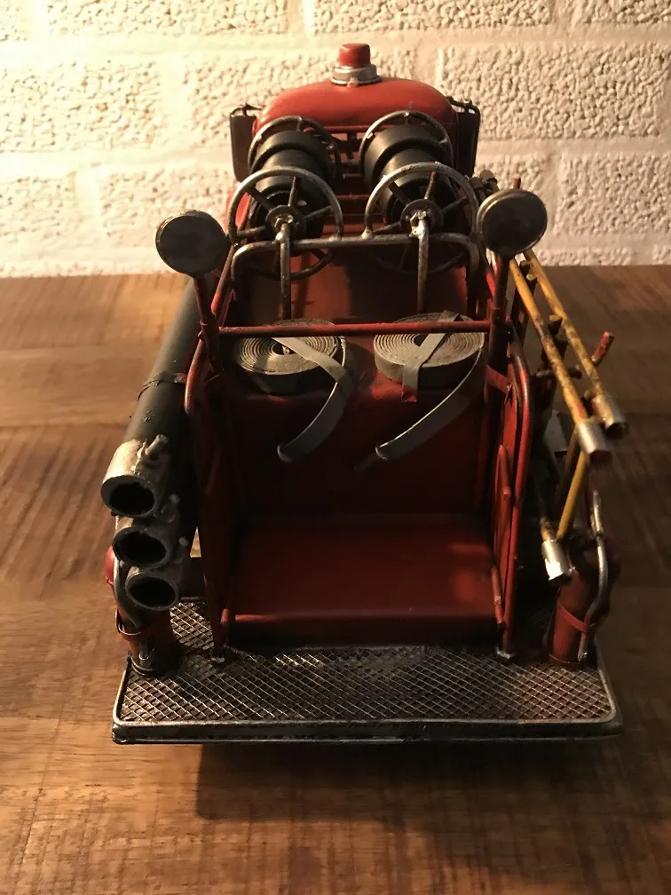 Metalen schaalmodel van een brandweerauto, vintage model