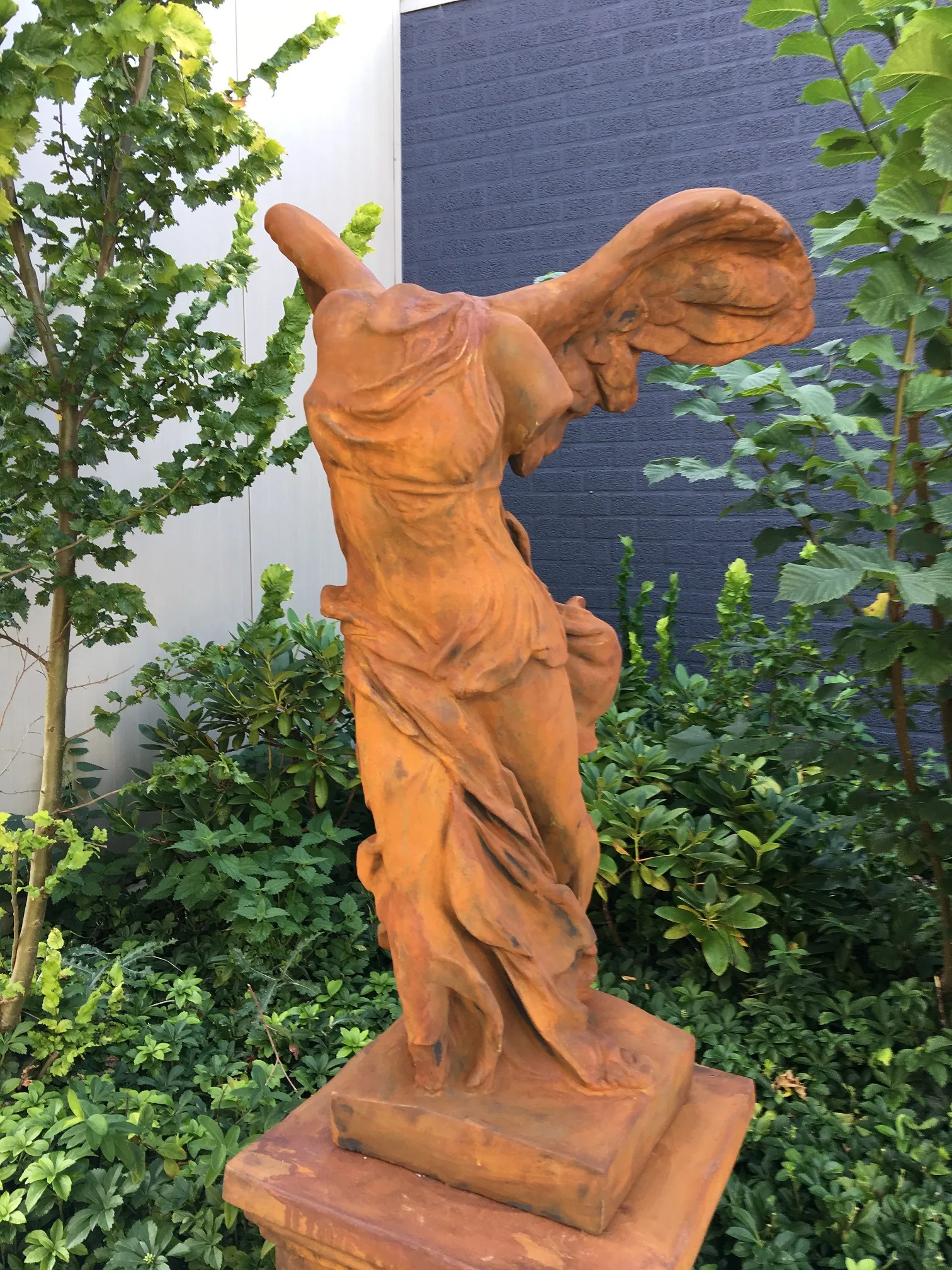 Engel - Nikè - op sokkel - stenen beeld - 165 cm - oxide