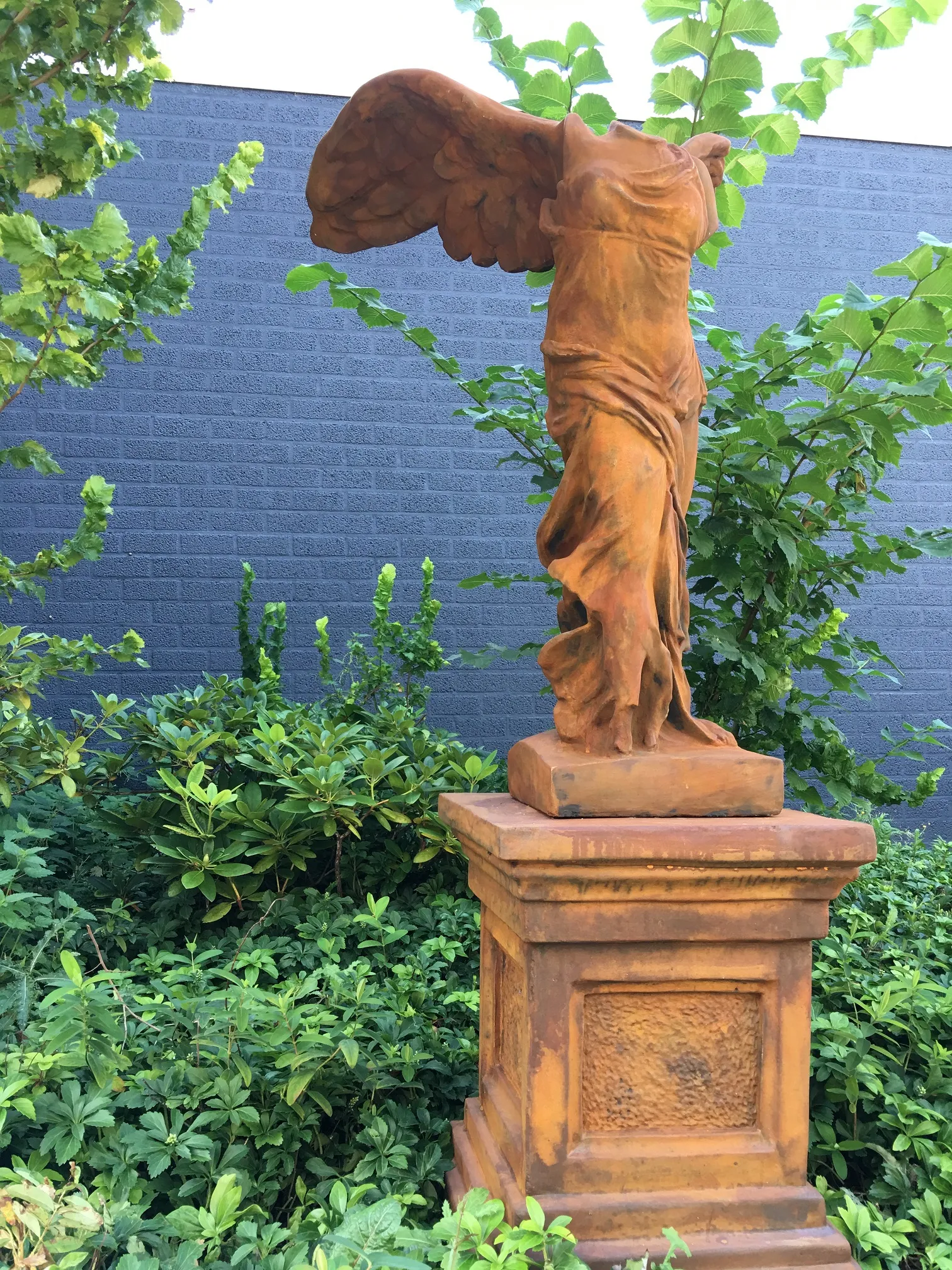 Engel - Nikè - op sokkel - stenen beeld - 165 cm - oxide