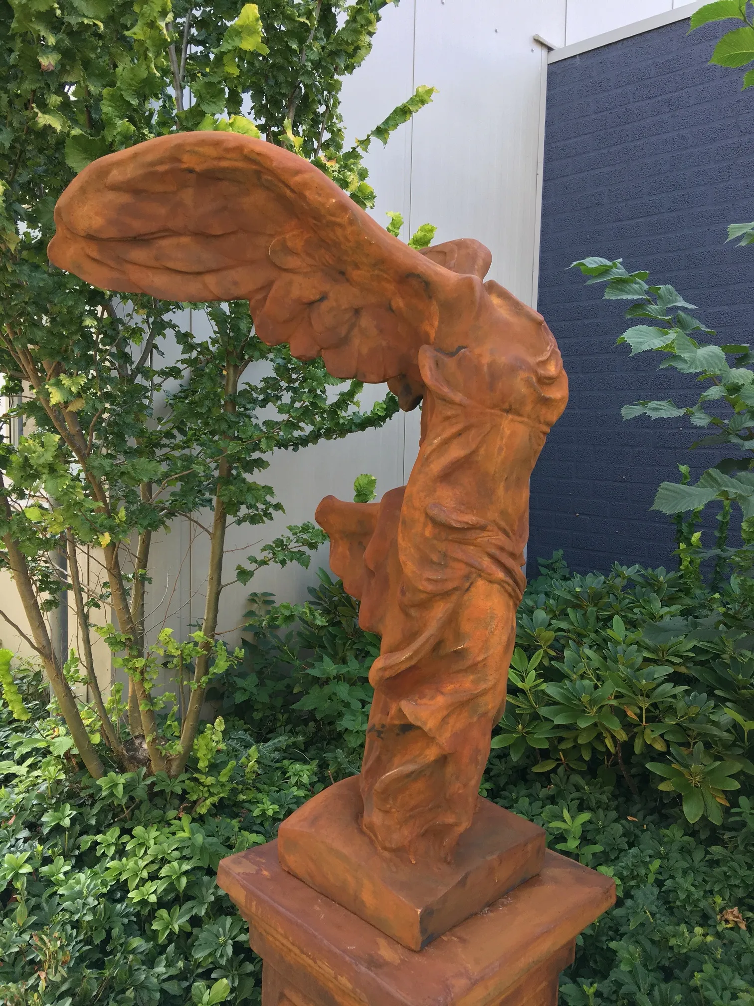 Engel - Nikè - op sokkel - stenen beeld - 165 cm - oxide