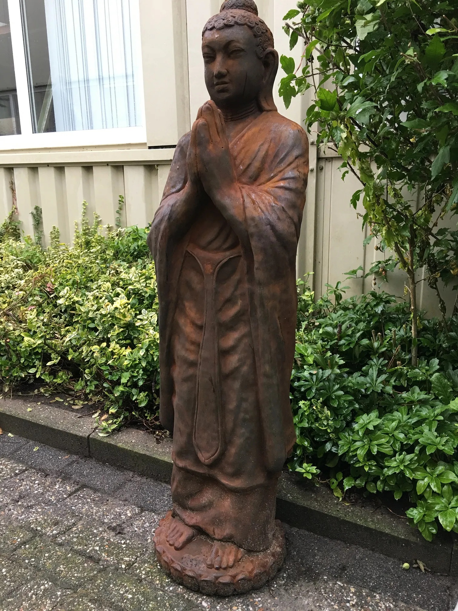 Groetende Boeddha - stenen beeld - 120 cm - oxide kleur