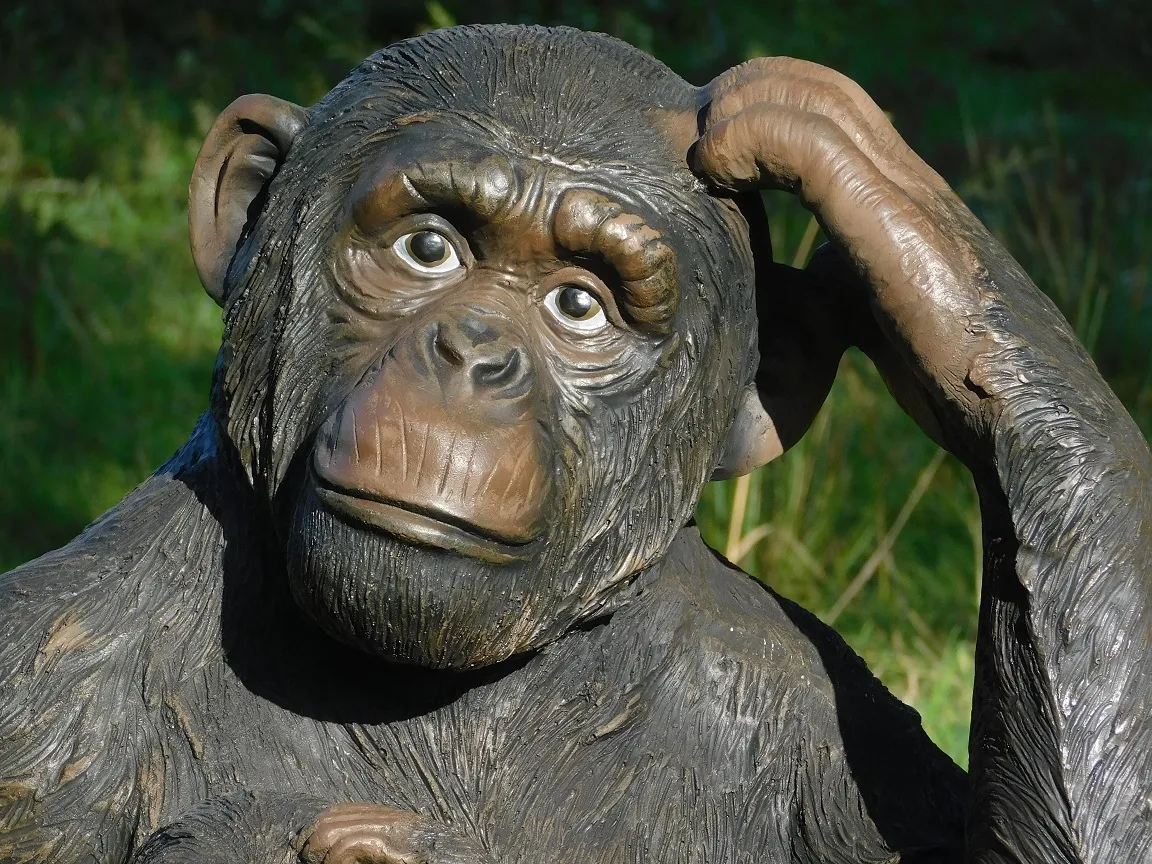 Affe mit Jungen - Polystone - 84 cm - braun - detailliert