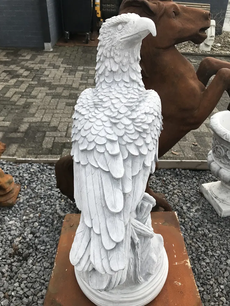 Zittende adelaar op rots - stenen beeld - 70 cm - klassiek