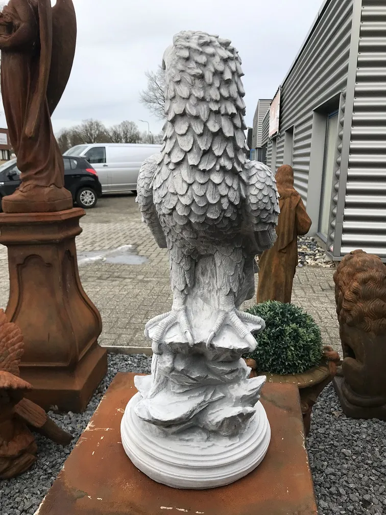 Zittende adelaar op rots - stenen beeld - 70 cm - klassiek