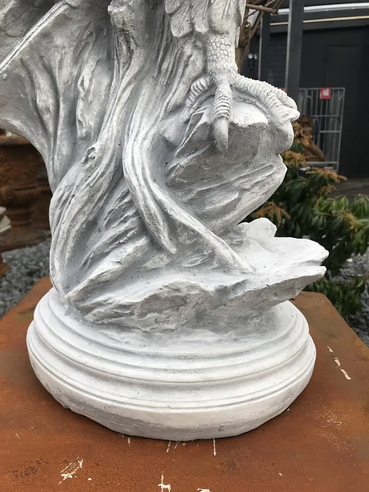 Zittende adelaar op rots - stenen beeld - 70 cm - klassiek