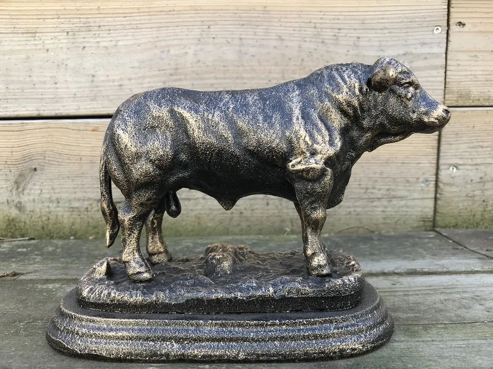 Een prachtig beeld van een stier, gemaakt van gietijzer ...