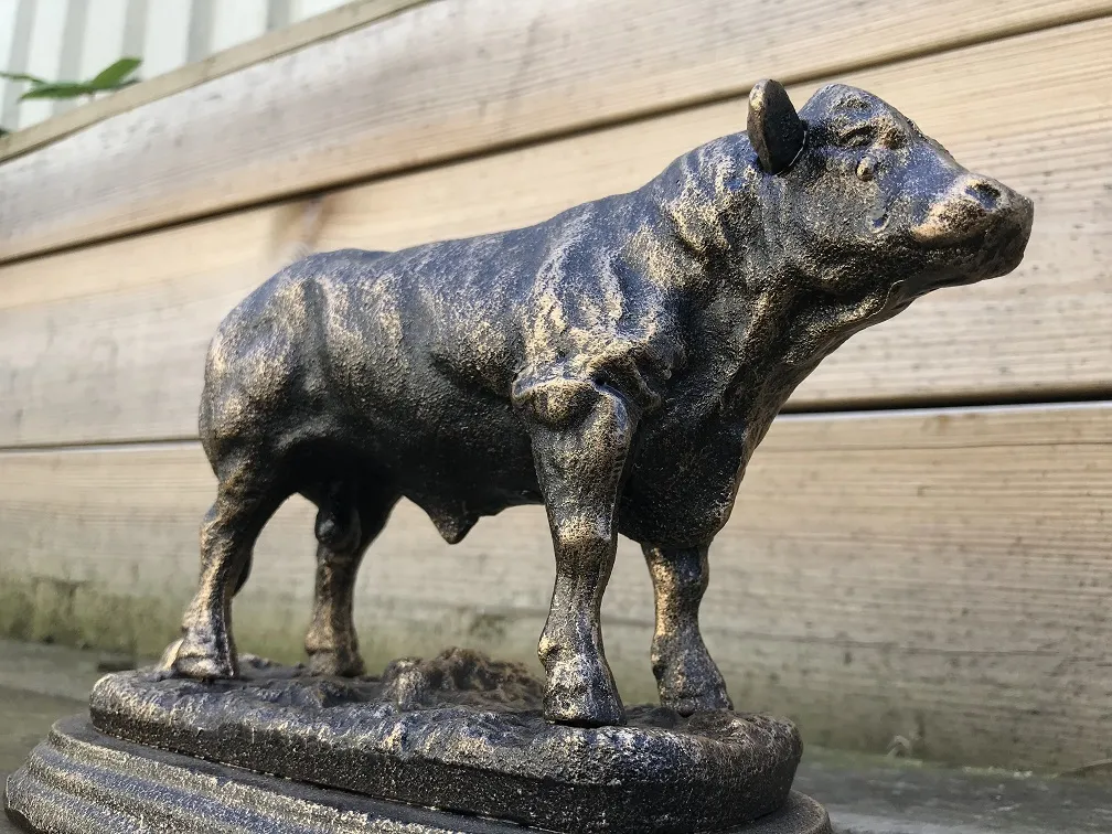 Een prachtig beeld van een stier, gemaakt van gietijzer ...