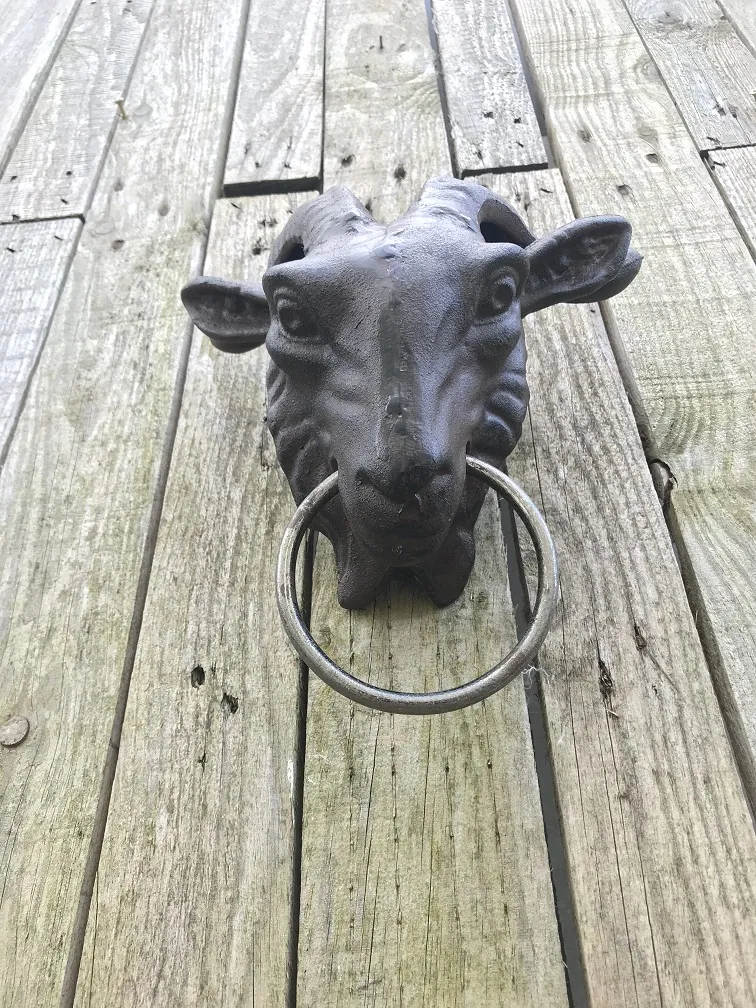 Grote deurklopper met hoofd van een ram, deurklopper met ring ...