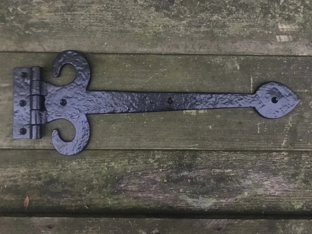 Een set hengen, mat zwart, vervaardigd uit smeedijzer