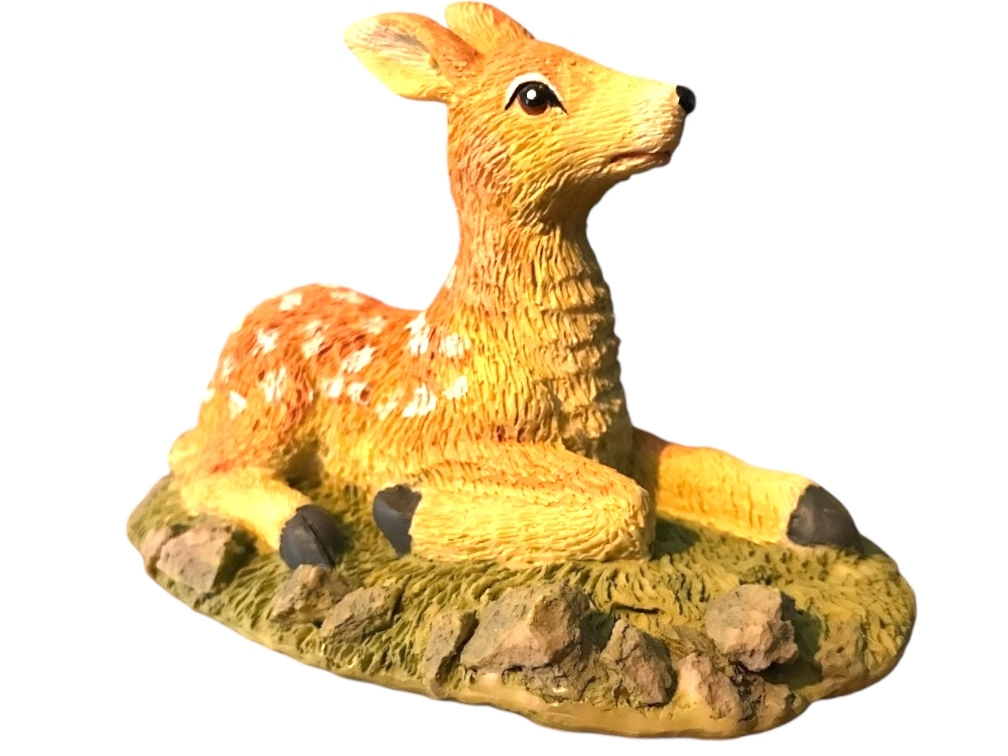 Liggend hert, leuk beeldje gemaakt van polystein - Houseandgarden.shop ...