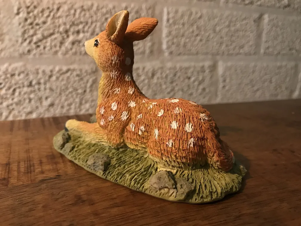 Liggend hert, leuk beeldje gemaakt van polystein - Houseandgarden.shop ...
