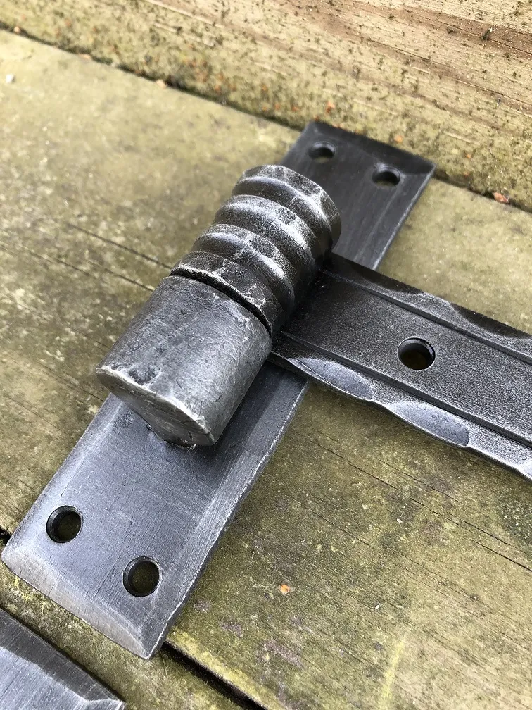 Zwaar smeedwerk, degelijke sierlijke grote hengen