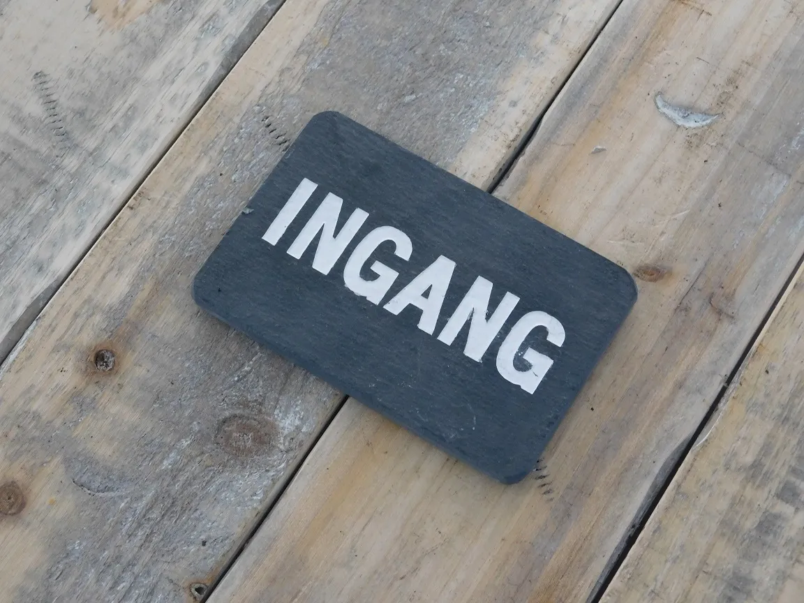 Bord “Ingang” van leisteen – 12 × 8 cm – natuursteen