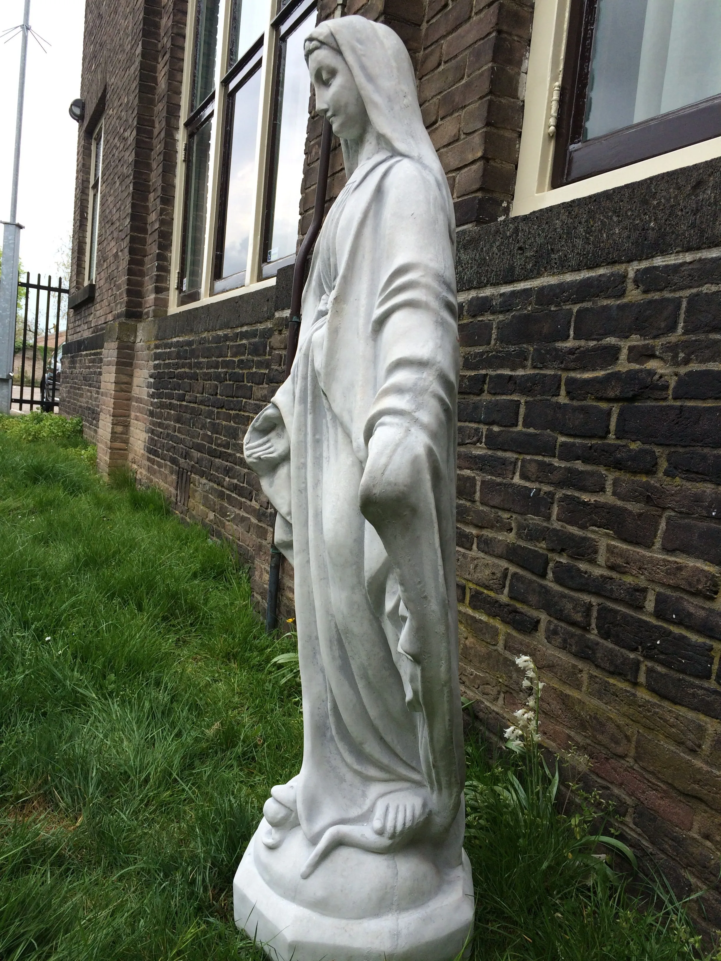 Groot Maria tuinbeeld, massief gegoten steen - Houseandgarden.shop - dé ...