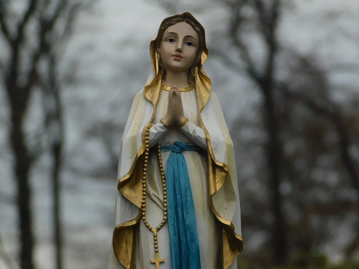Maria - met rozenkrans - polystone beeld - 44 cm - in kleur