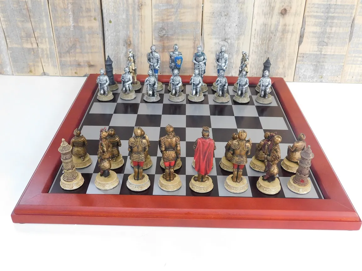 Een schaakspel met als thema: 'MEDIEVAL KNIGHTS'