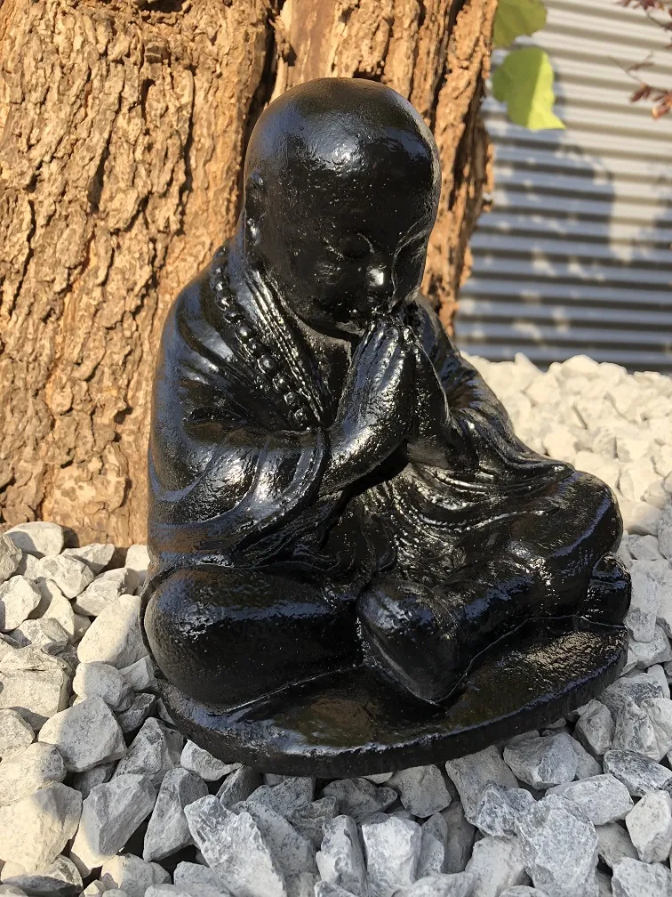 Zittende Shaolin monnik - biddend - stenen beeld - zwart