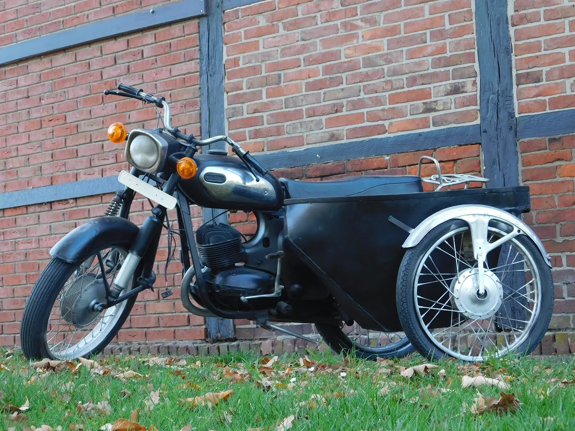 Klassisches Motorrad mit Beiwagen - Dekorationsartikel