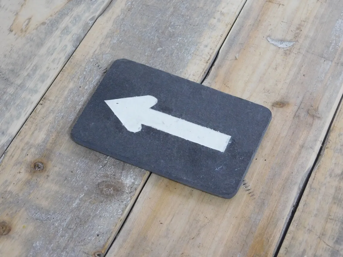 Schiefertafel mit Pfeil – Richtungsanzeiger – 12×8 cm