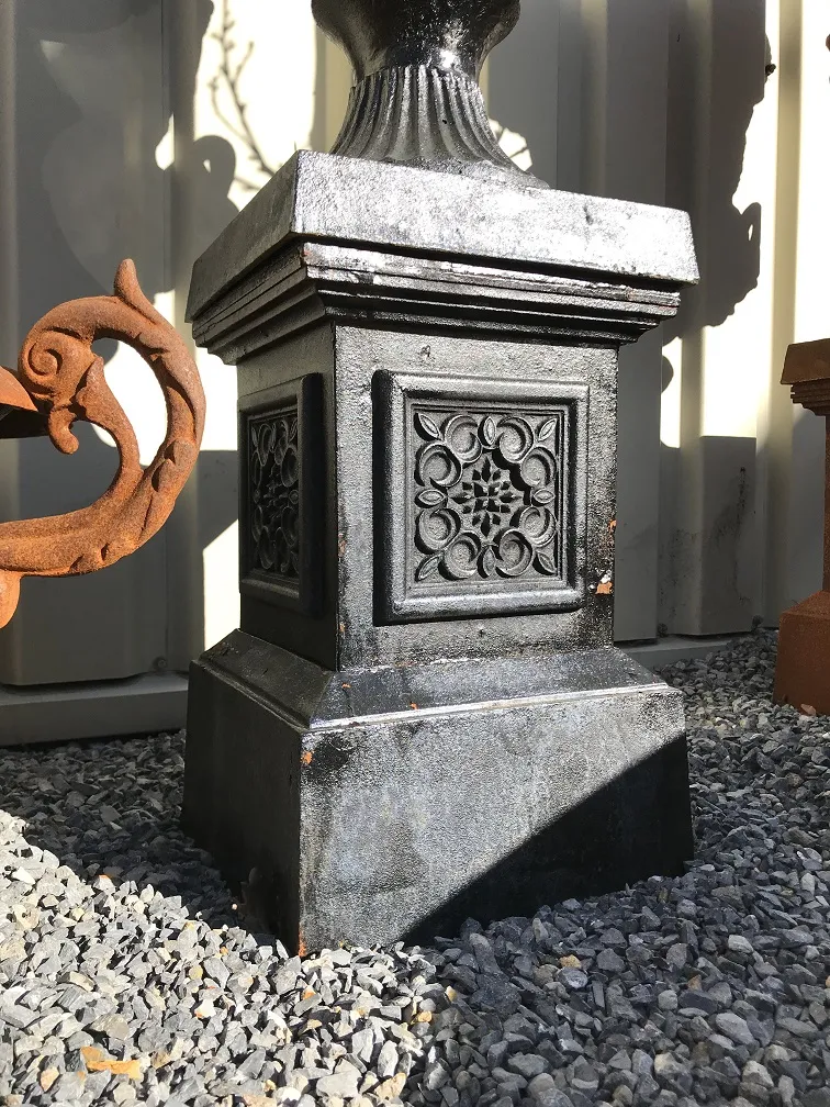 Grote gietijzeren sokkel, zwarte sokkel / zuil - Houseandgarden.shop ...