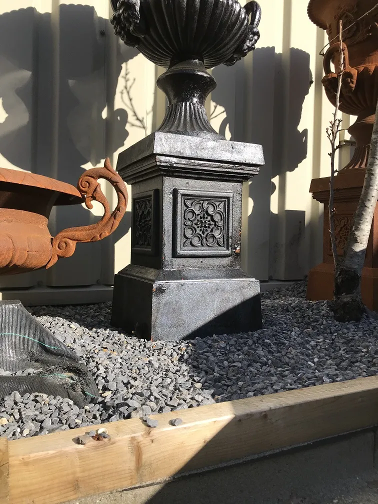 Grote gietijzeren sokkel, zwarte sokkel / zuil - Houseandgarden.shop ...