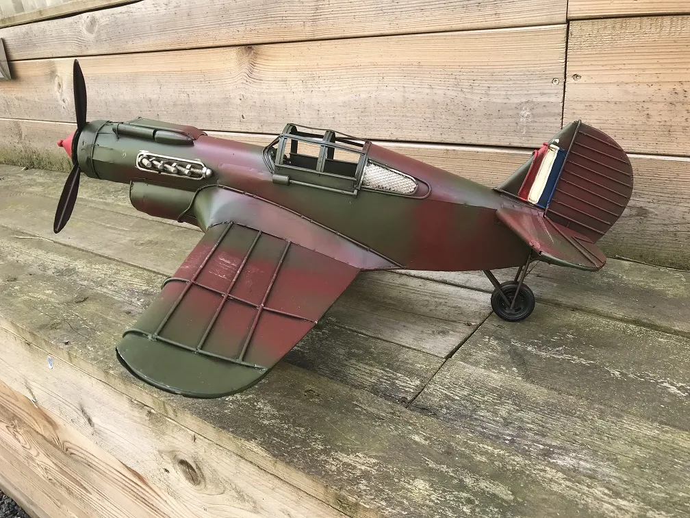Een metalen schaalmodel van een gevechtsvliegtuig, vintage