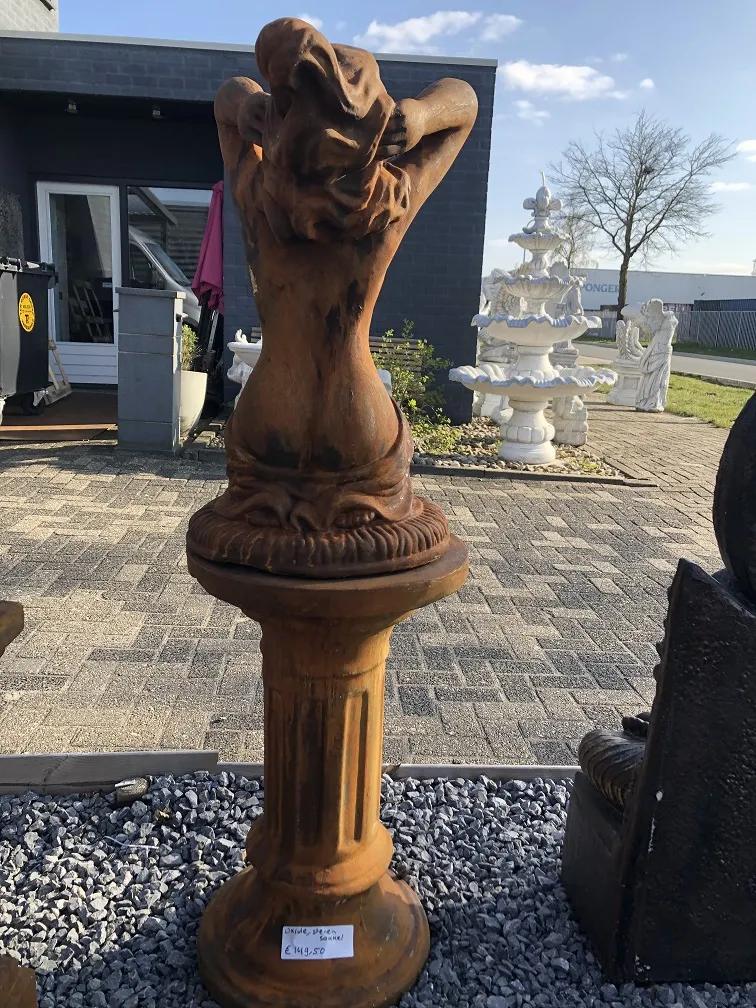 Blote knielende vrouw - stenen beeld - 63 cm - oxide