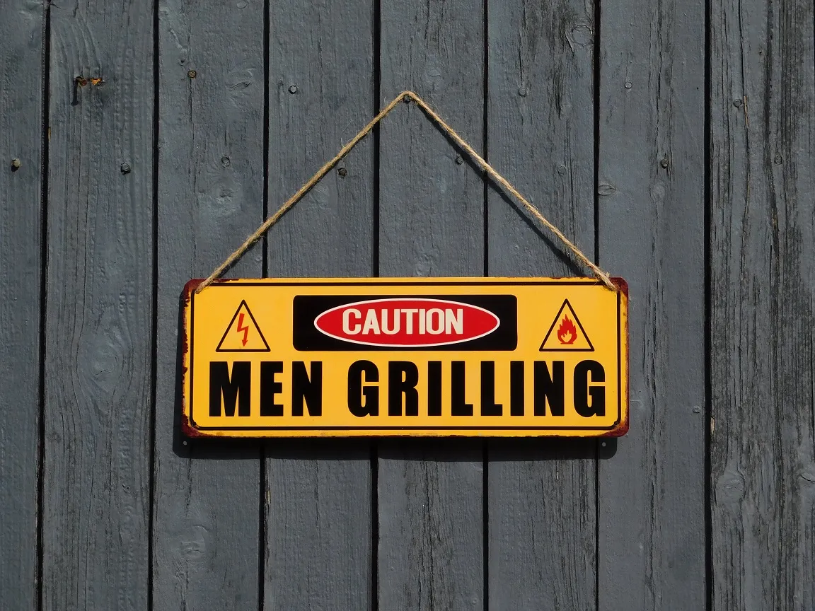 „Caution Men Grilling“ Wandschild – 13 cm hoch – Metall