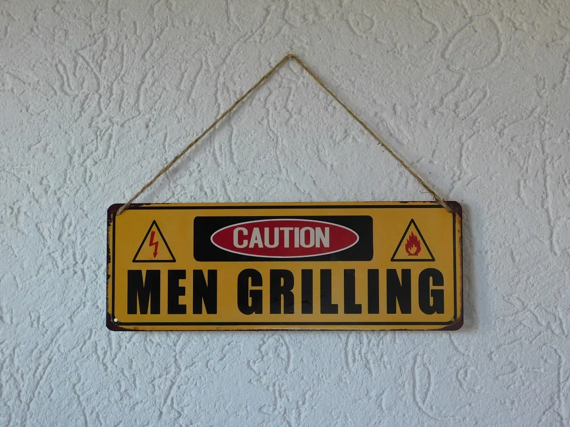 „Caution Men Grilling“ Wandschild – 13 cm hoch – Metall