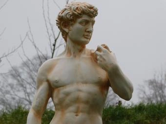 Maria - op sokkel - steen - 175 cm - koperlook - in detail