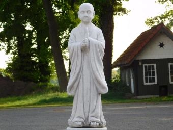 Zittende Shaolin monnik - biddend - stenen beeld - wit