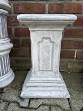 Stenen sokkel met een oxide oppervlak, robuuste zuil - Houseandgarden ...