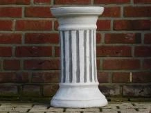 Stenen sokkel met een oxide oppervlak, robuuste zuil - Houseandgarden ...
