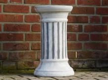 Stenen sokkel met een oxide oppervlak, robuuste zuil - Houseandgarden ...