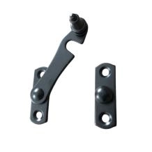 Een grendel, slot voor op de poort, valslot, smeedijzer