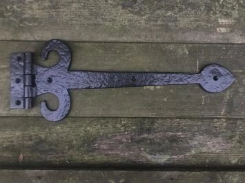 Een set hengen, mat zwart, vervaardigd uit smeedijzer