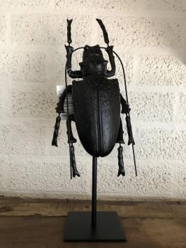 Kever polystone black op metalen stand - Houseandgarden.shop - dé ...