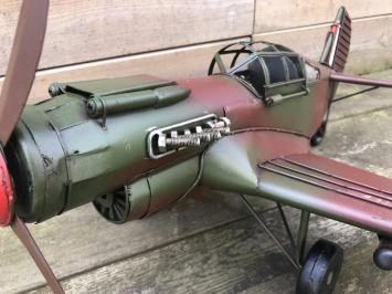 Een metalen schaalmodel van een gevechtsvliegtuig, vintage